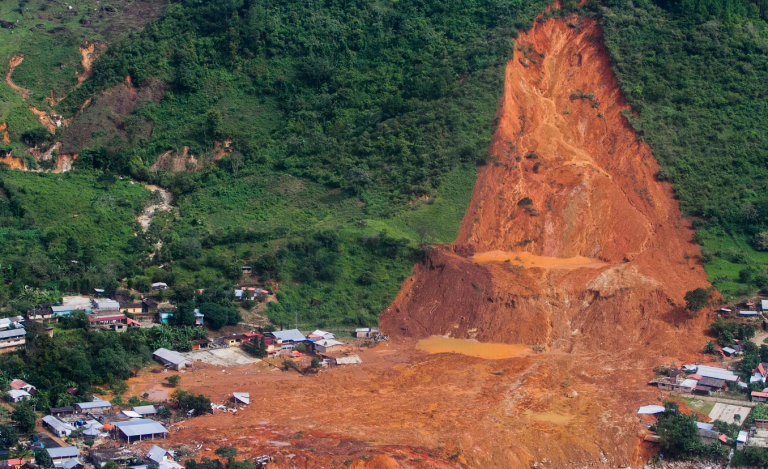 Deslaves | Fernanda Familiar